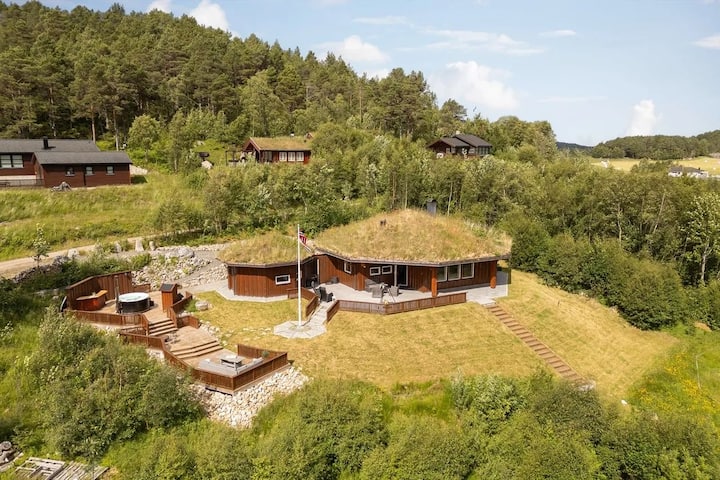 Seaside Cabin With Sauna & Hot Tub, Nature Retreat - Norway