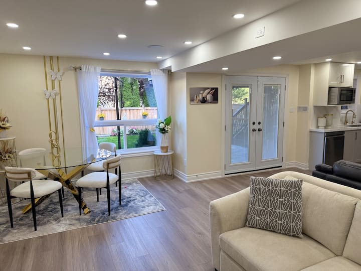 Comfortable Modern Ground Level Unit - Pickering