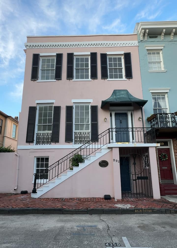 Bosch Huis Rosé • Rosé • Central • Vip • Parking - Savannah, GA