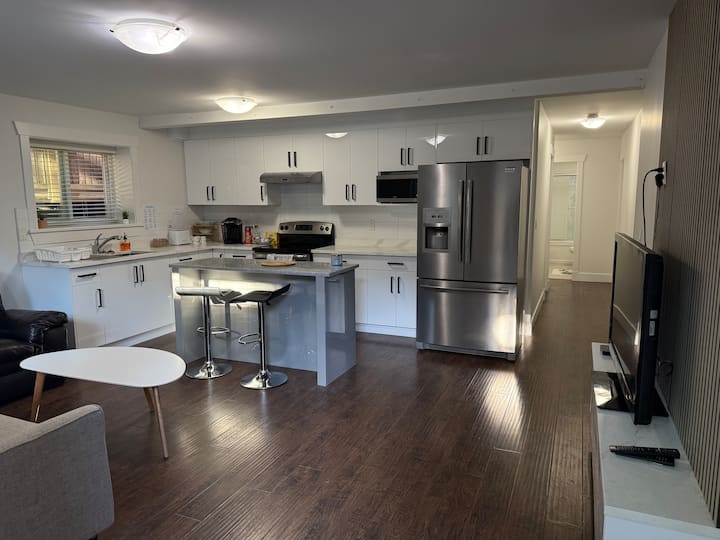 Private 2-bedroom Basement Suite. Sleeps 6 People - 