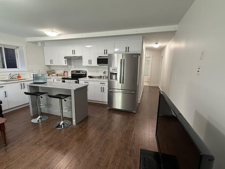 Private Spacious 2-bedroom Suite - Surrey
