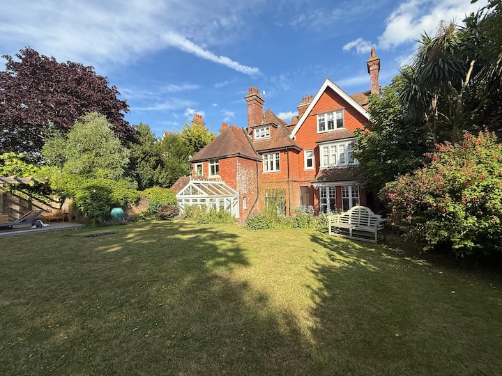 Beautiful 4 Bedroom Meads Village Garden & Parking - Eastbourne