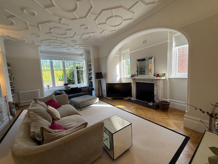 4 Bedroom Apartment, Private Garden. - Eastbourne