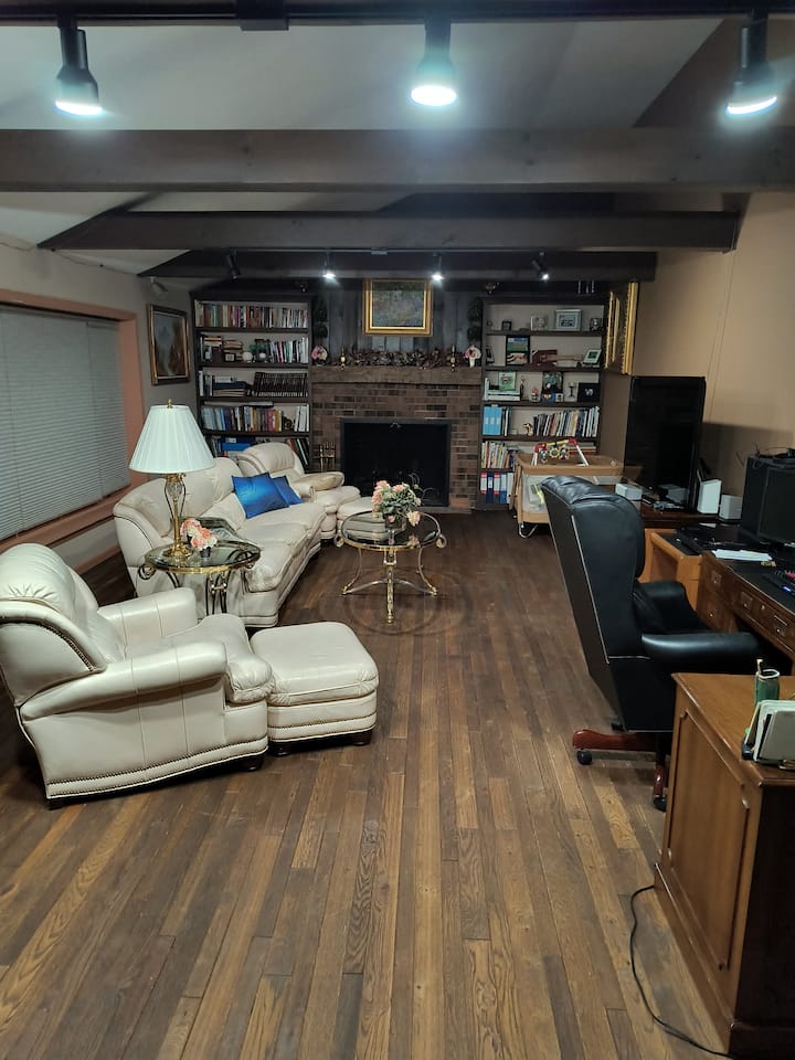 Home Near The Dome - Mishawaka, IN