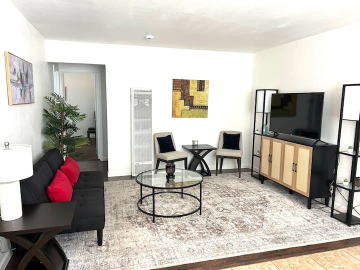 Pet-friendly 2-bed W/ Yard, Garage Full Kitchen - Sacramento, CA
