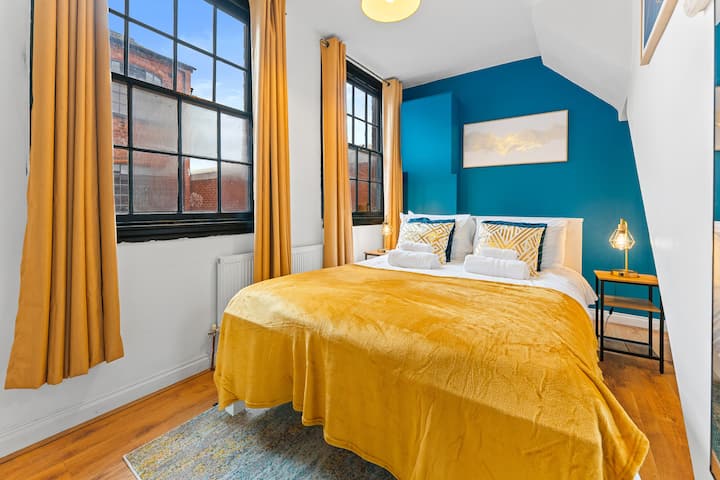 Stylish 3 Bedroom Apartment - Birmingham