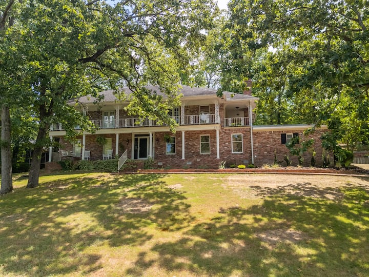 Large Country Club Home! - Hot Springs, AR