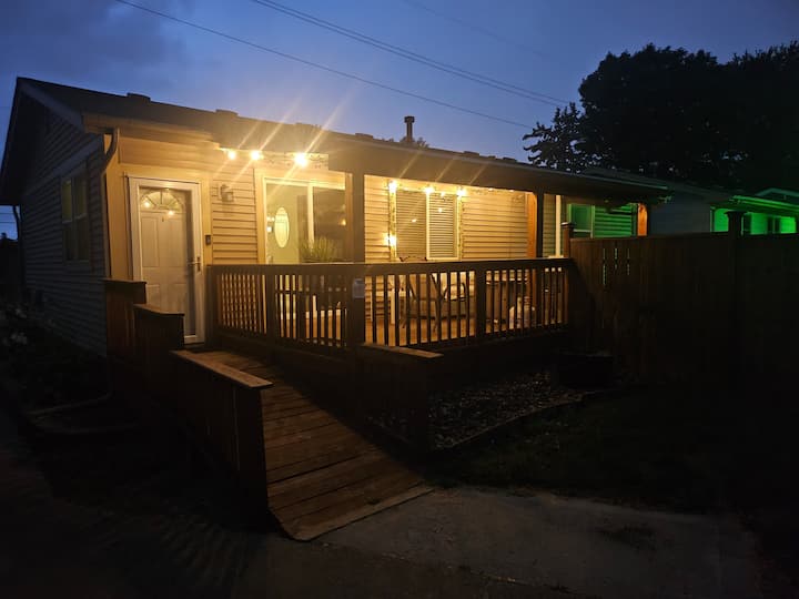 Urban Flame & Frame | 3br Near Downtown Dsm - Altoona, IA