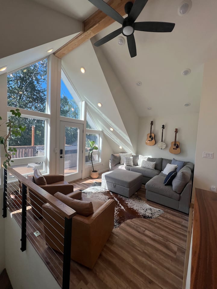 Couple's Getaway *Private Hot Tub* Near Airport - Alaska