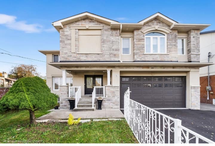 5 Bedroom House/ Prime Location - Toronto