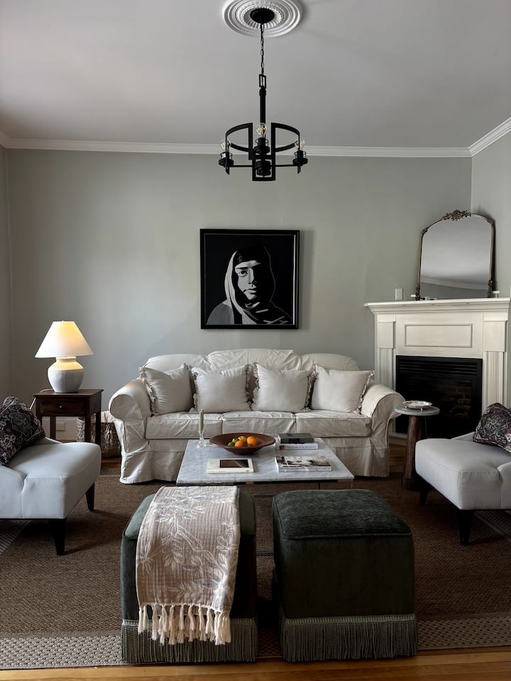 Large Stylish Home • Hot Tub • Gourmet Kitchen - Fredericton