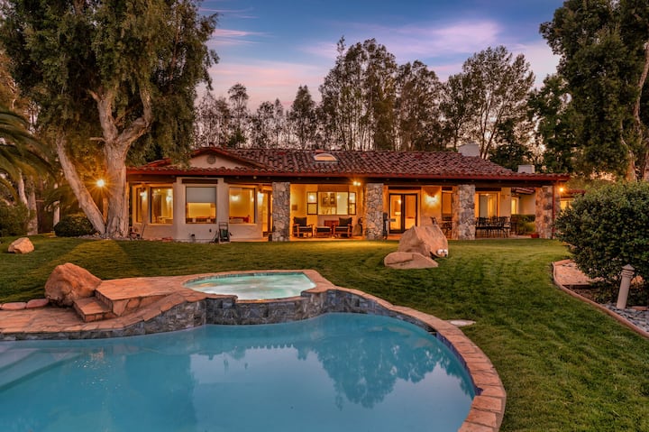 Hilltop Luxe: Pool, Pickleball & Avocado Grove - Fallbrook, CA