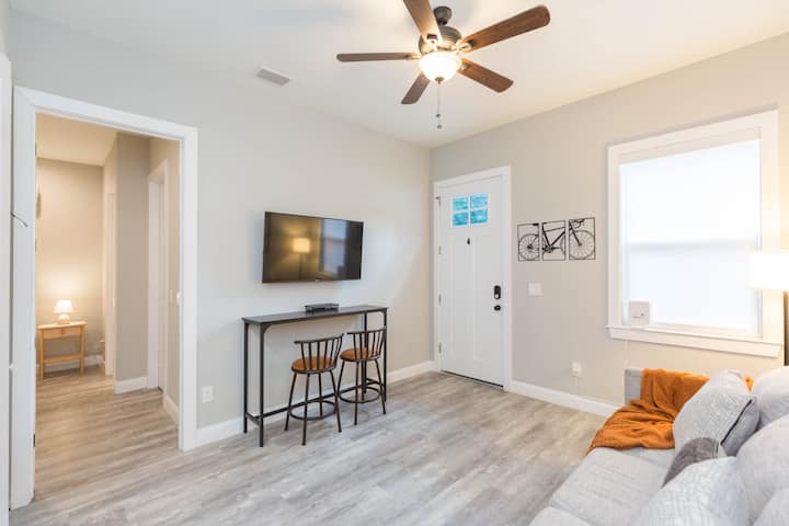 The Urban Works Bungalow - Modern & Stylish 1br - Tampa, FL
