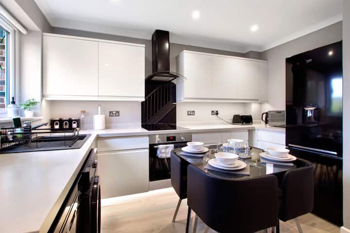 2 Bed House Sleeps 5 Long Stays Available. - Stevenage
