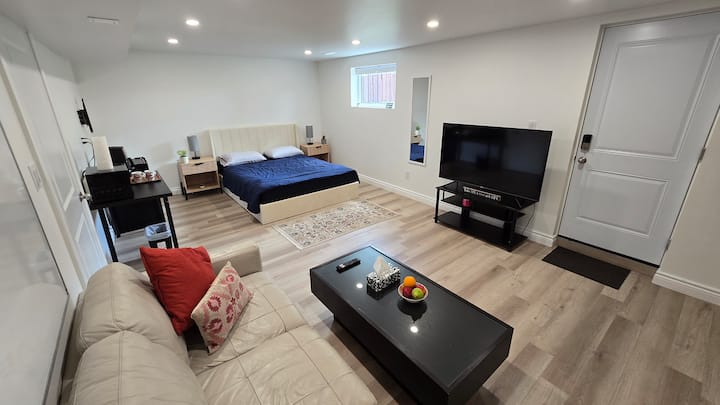 Private Space With An Independent Entrance. - Leamington