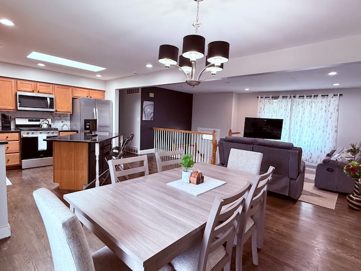 Charisma: 5 Bd, Attached Garage, Fully Fenced - Wheaton, IL