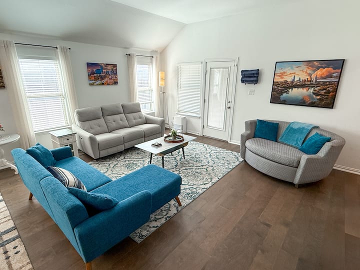 Bluebonnet House Buda • Modern 4br W/ Hot Tub - Buda, TX