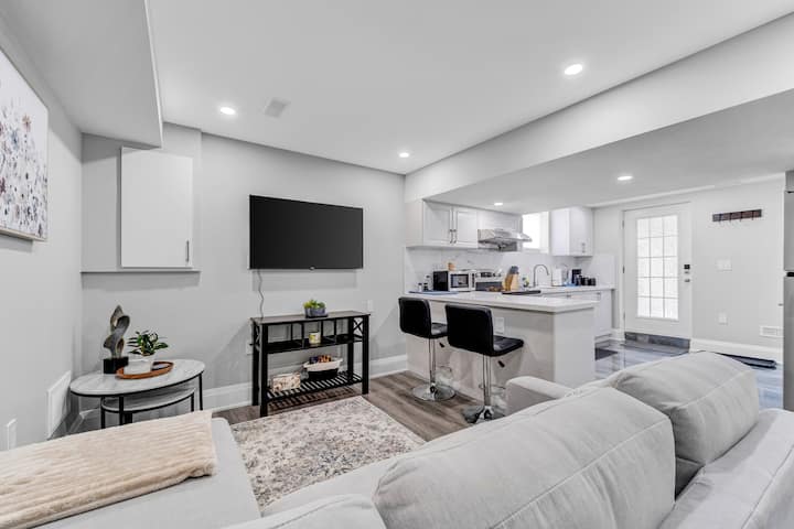 Timeless Charm, Modern Comfort & Large Patio - Kitchener