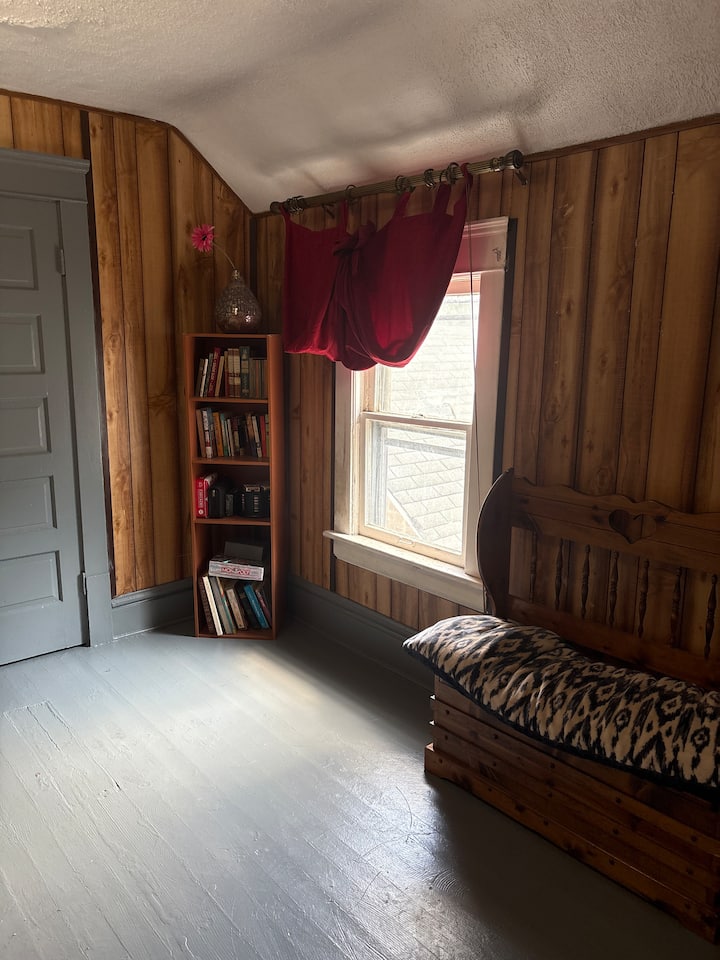 Cozy Apartment | Near Downtown - Akron, OH