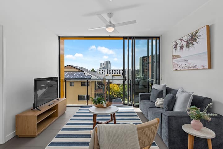 Resort Style 2br W/ Beautiful Pool, Gym & Parking - Brisbane