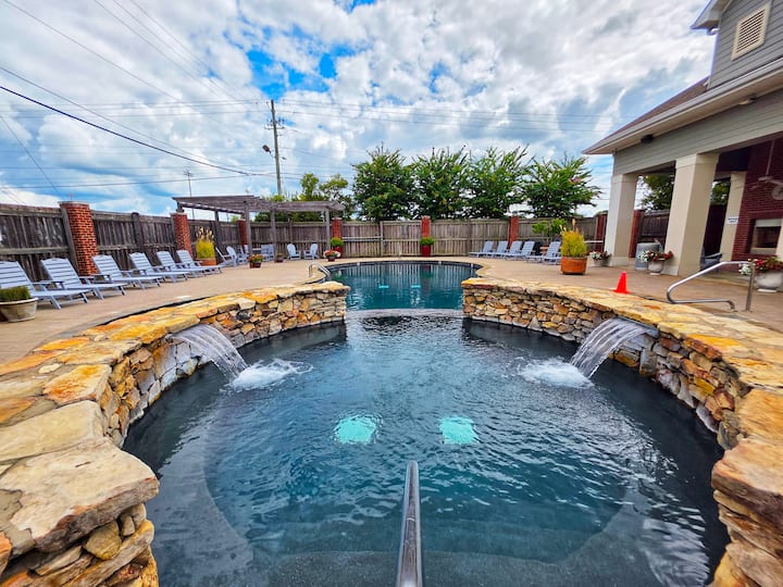 Walk To Ua+king Beds+luxury+pool - Tuscaloosa, AL