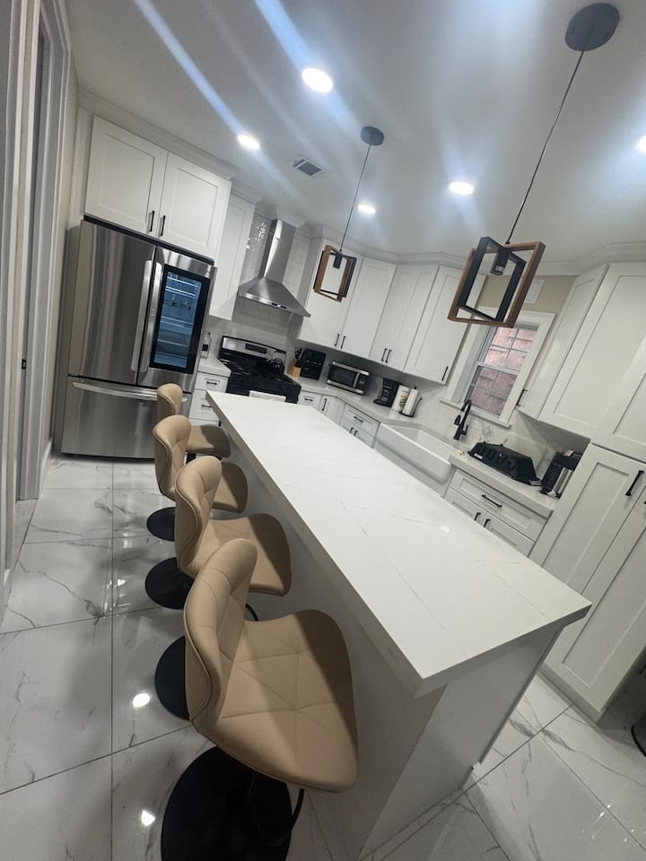 Charming 3 Bedroom Apartment - Queens