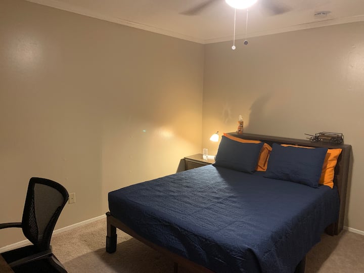 A Comfortable Room In A Cozy Home Awaits You! - Huntsville, TX