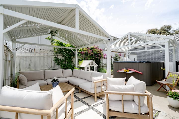 Spacious Hamptons-style Home With Heated Pool - Portarlington