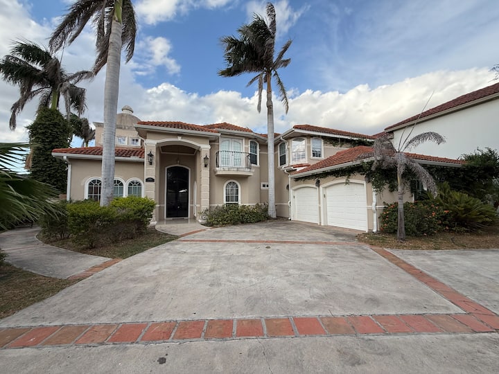 Beautiful House With Pool - Mission, TX