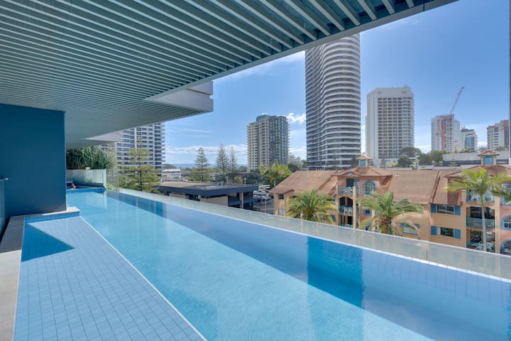 Coastal Chic 2br | Steps To Beach & Dining - Broadbeach