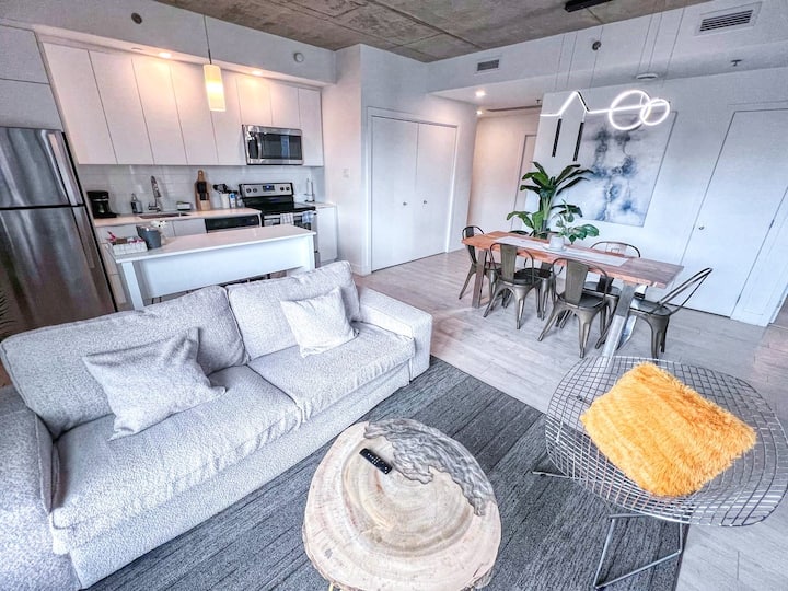 Downtown Central Loft /Parking - Montreal