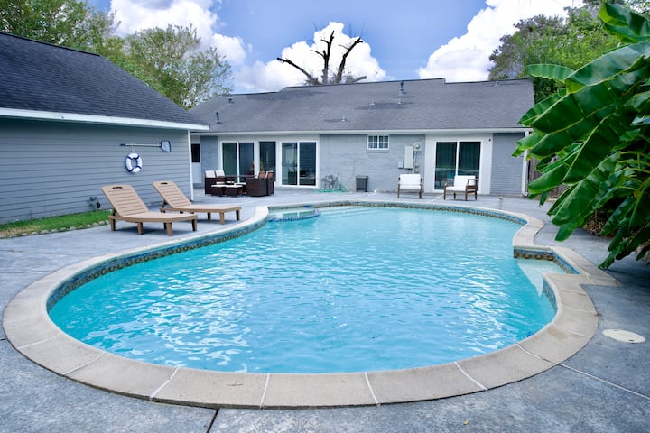 Luxury Oasis W/ Private Pool In Perfect Location! - Stafford, TX