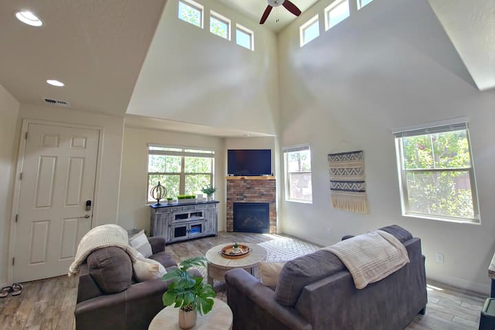 Modern Mountain Gem! ~Ev Charger! ~Great Location! - Flagstaff, AZ