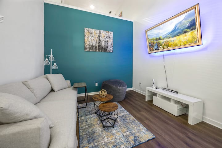 Chic King Bed Townhome Retreat - The Colony, TX