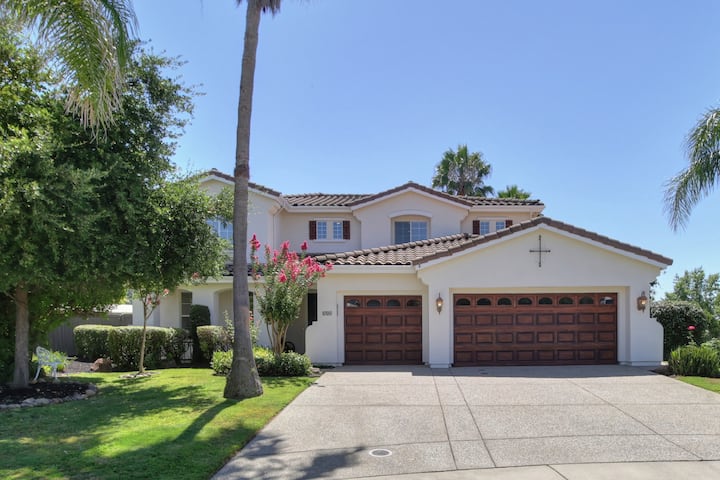 Luxury 5-bedroom Retreat In Roseville Suburbs - Rocklin, CA