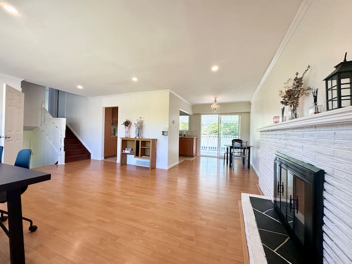 Large House 4 Bedrooms W/ Kitchen Near Airport - Ladner