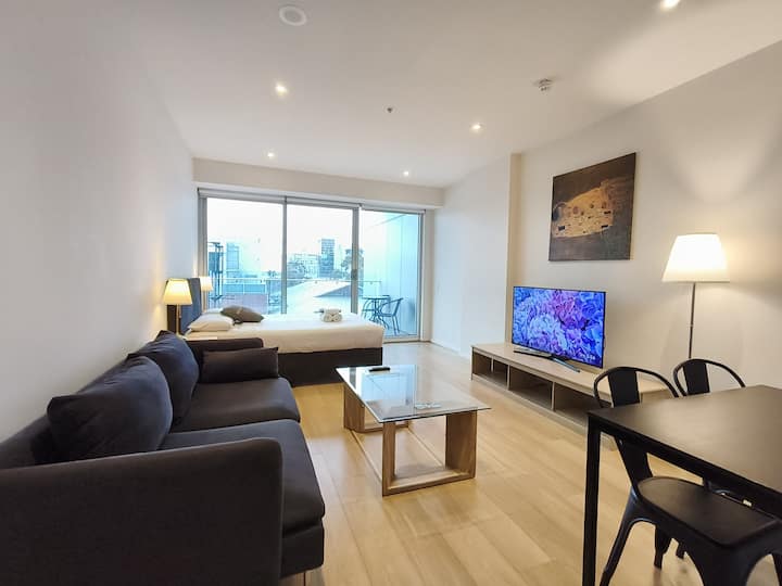 Modern City Studio – Private Kitchen & Bathroom #3 - Adelaida