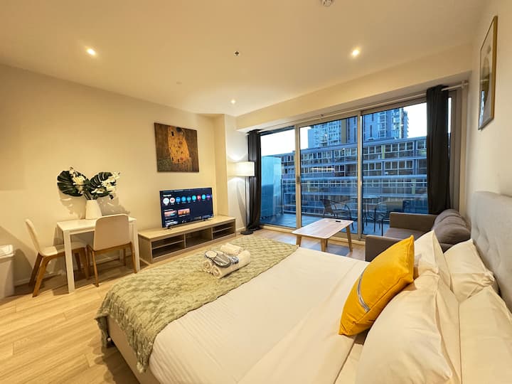 Modern City Studio – Private Kitchen & Bathroom #4 - Adelaida