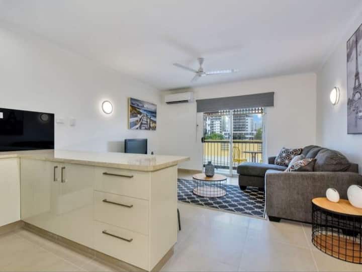 Zen Tropical Oasis: Pool - Balcony - Cozy - Darwin