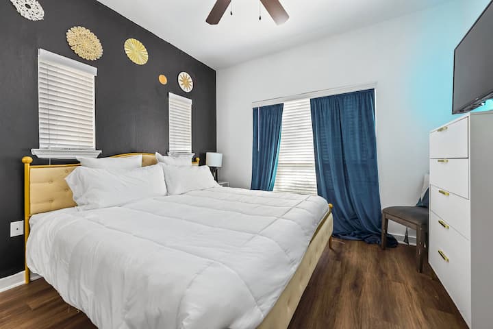 Lux 2 King Bed Townhome Retreat - The Colony, TX