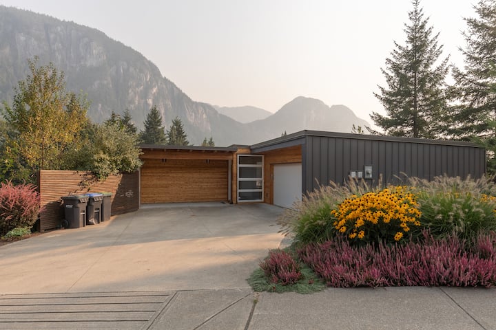 Luxury Mountain Home; Chief View - Squamish