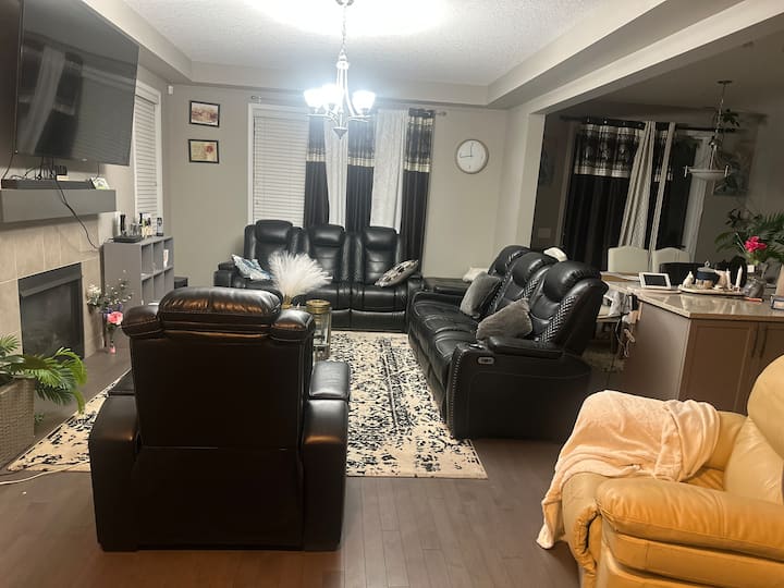Stylish Room & Bath-near Airport Yyc - Airdrie