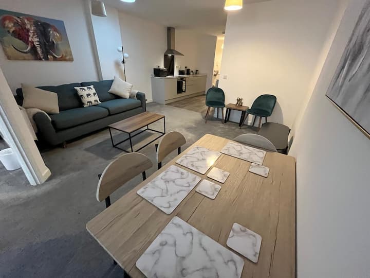Hunters House Flat 6 Sleeps 3 Long Stay Free Wi-fi - Swindon