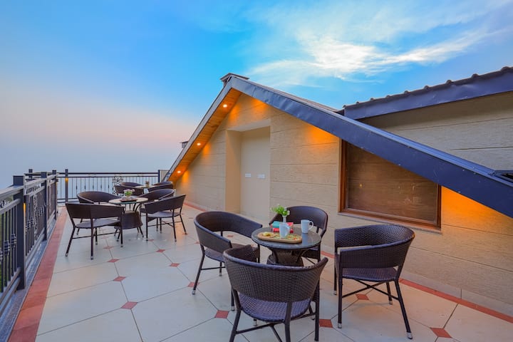 Retreat 2 Bhk W/ Attic, Outdoor Seating & Views - Kasauli
