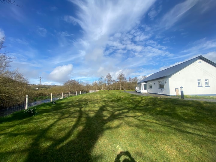 Bright Modern Bungalow On River, 2km Westport Town - Castlebar