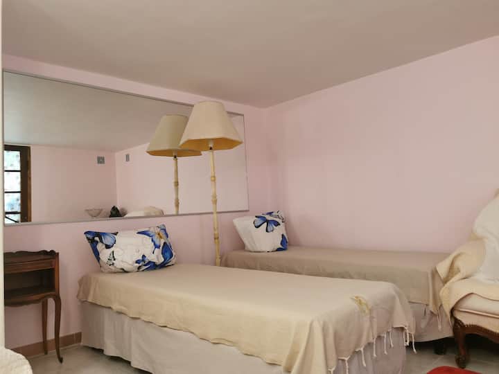 Chambre Dans Le Bas De Villa - La Seyne-sur-Mer