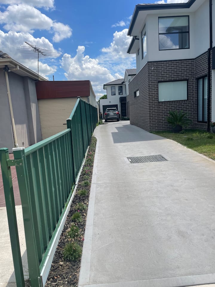 Premium Townhouse - St Albans, Australia