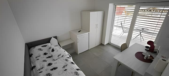 Soba V Centru Celja | 1 Enojna Postelja - Celje