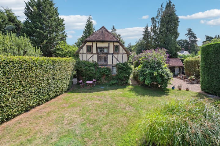 2-bed Barn| Private Drive & Gardens - By Tempstay - Woking