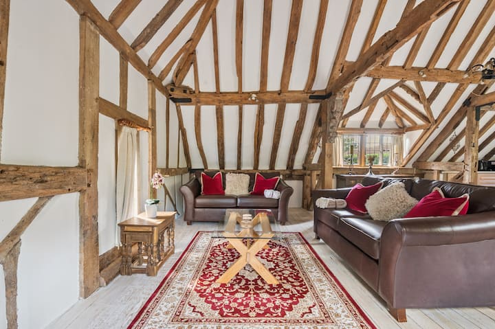 2-bed Barn Escape + Private Drive & Gardens - Woking